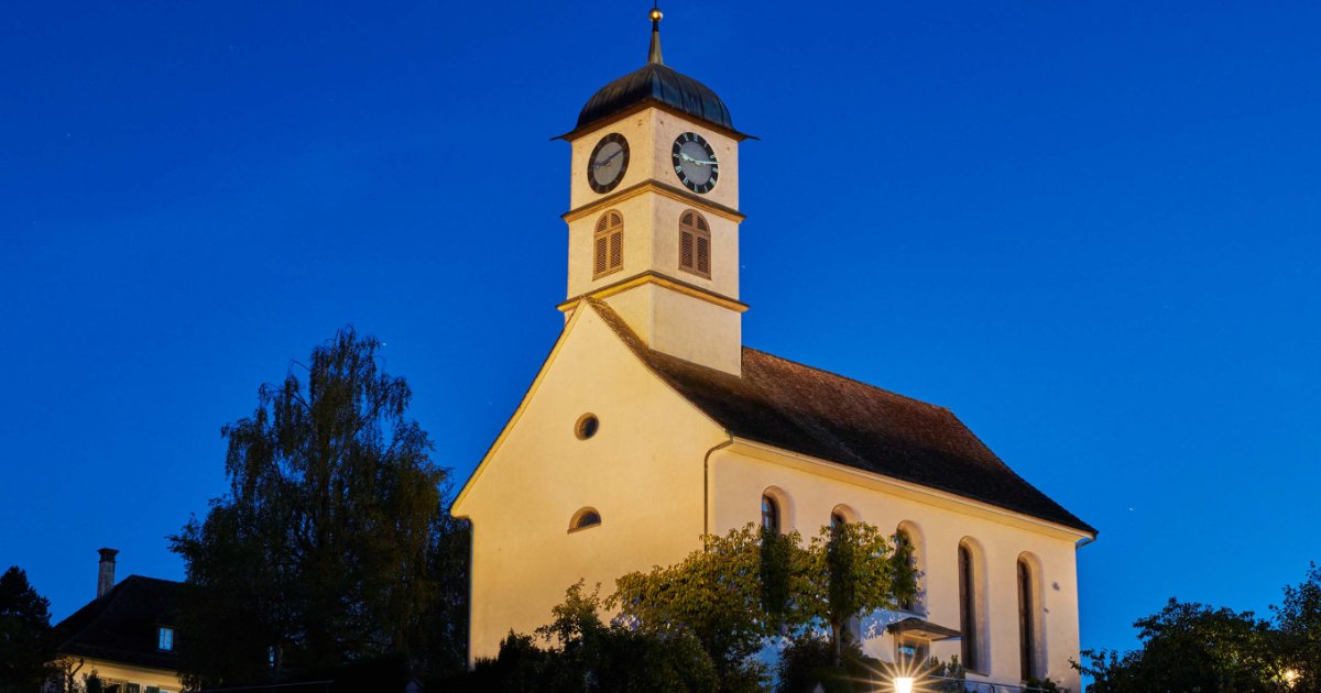 Eine Kirche erstrahlt in sparsamem Licht